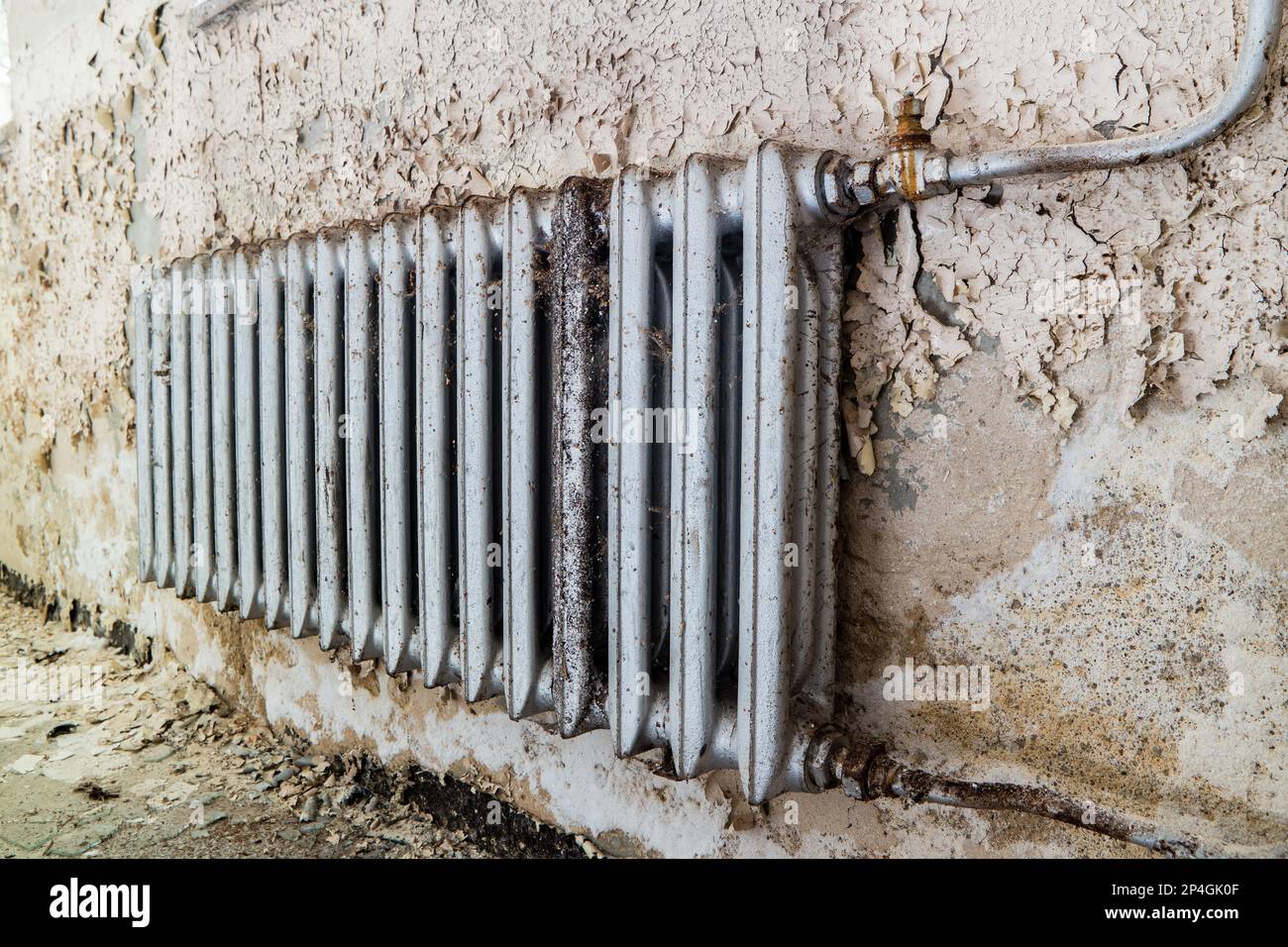 Old fashioned radiator heater hi-res stock photography and images - Alamy