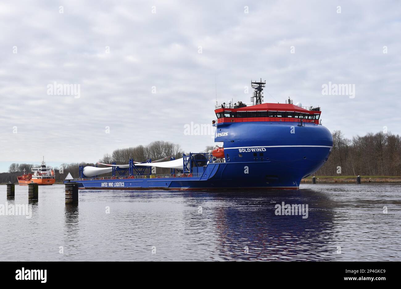 Cargo ship transports rotor blades for wind turbines through the Kiel ...
