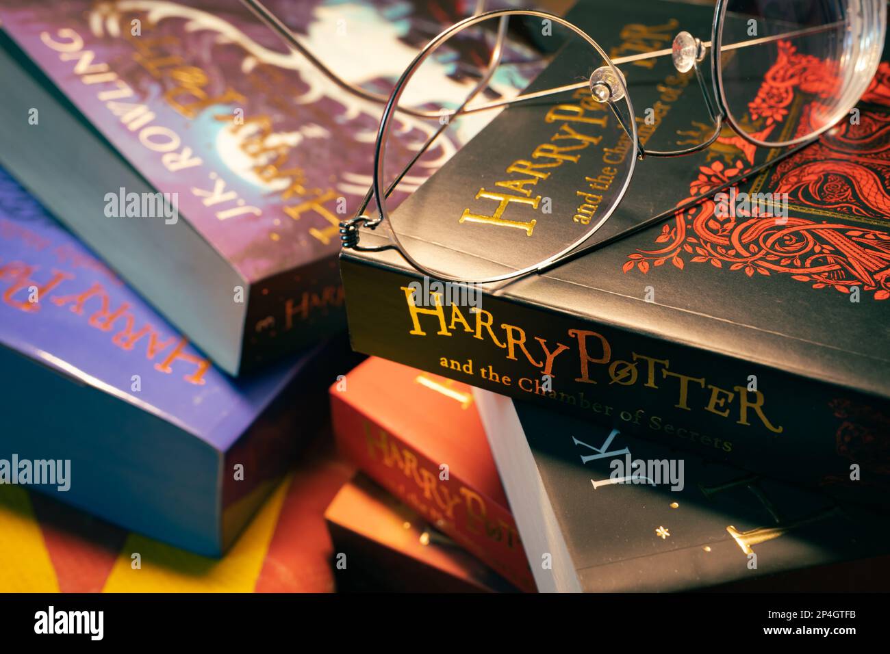 Harry potter bookshelf hi-res stock photography and images - Alamy