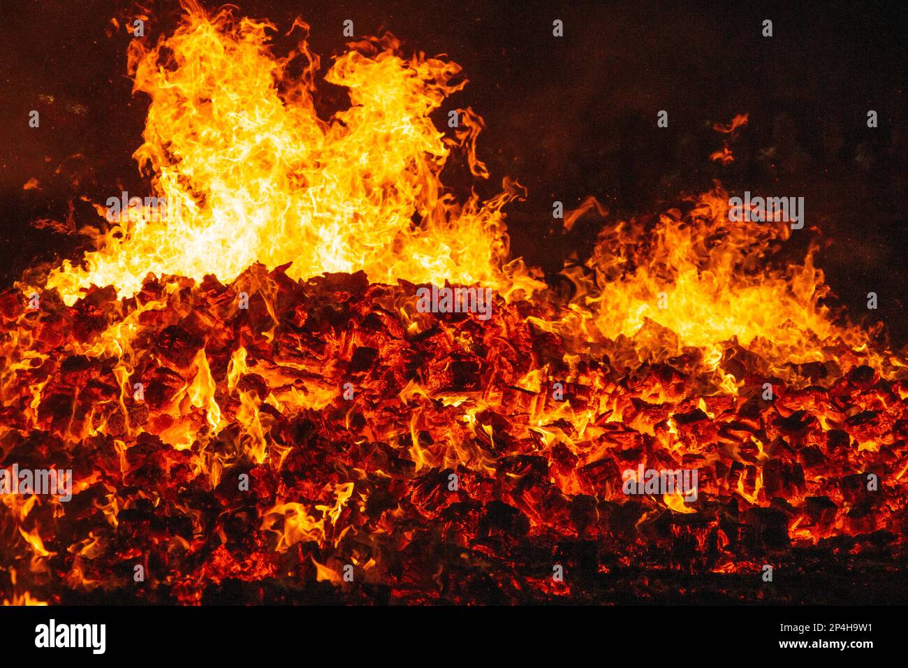 Fire by night. Flames and embers. Hell and inferno Stock Photo - Alamy