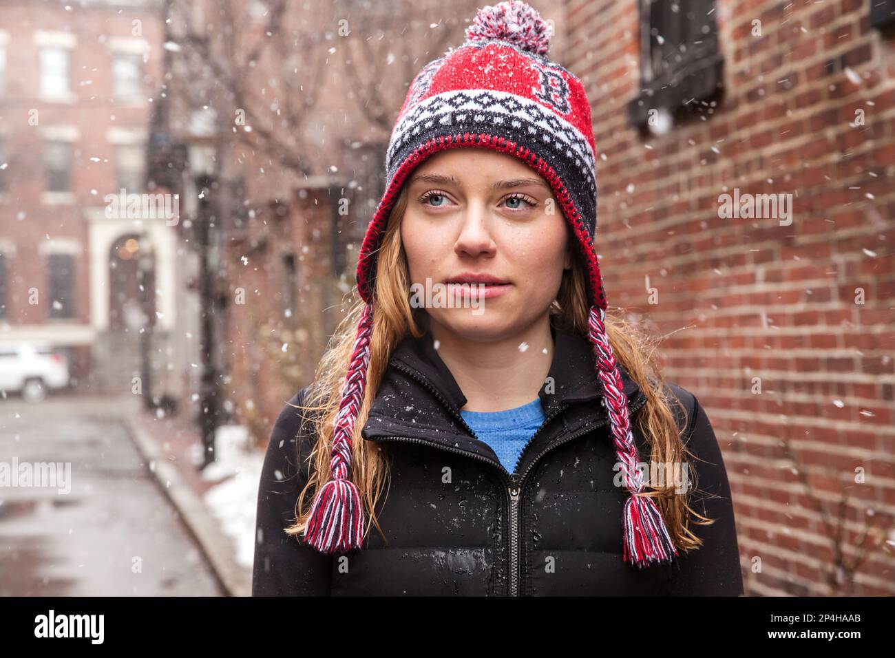Girl hat cold hi-res stock photography and images - Alamy