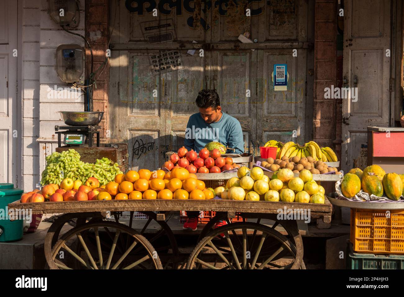 India, Rajasthan, Bikaner, Kote gate, fruit seller at barrow stall ...