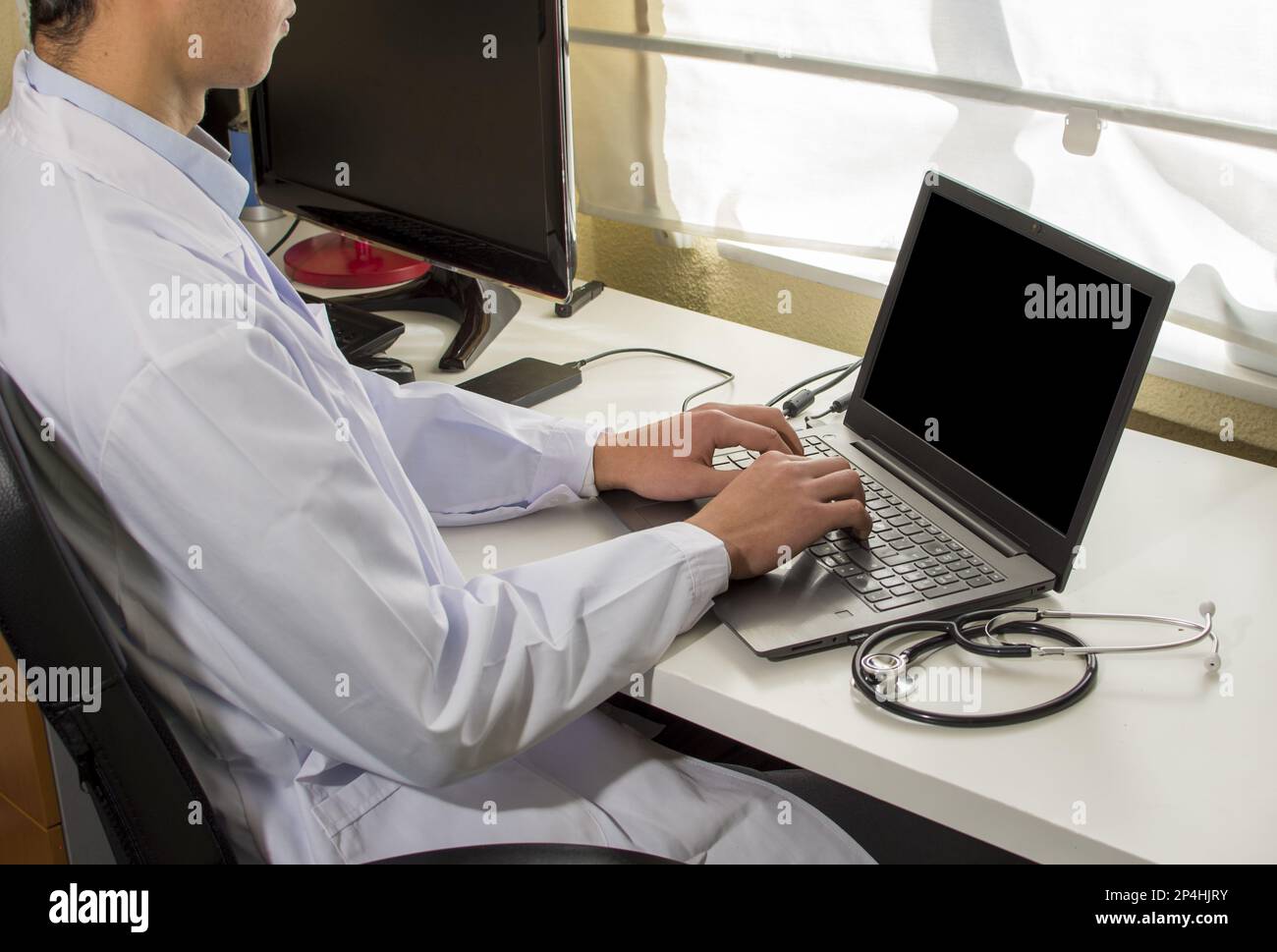 Doctor typing keyboard hi-res stock photography and images - Alamy