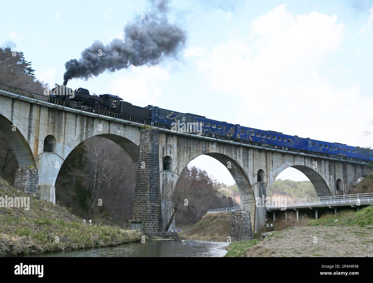 SL 'Ginga', Milky Way, the steam locomotive runs on the Megane Bridge ...
