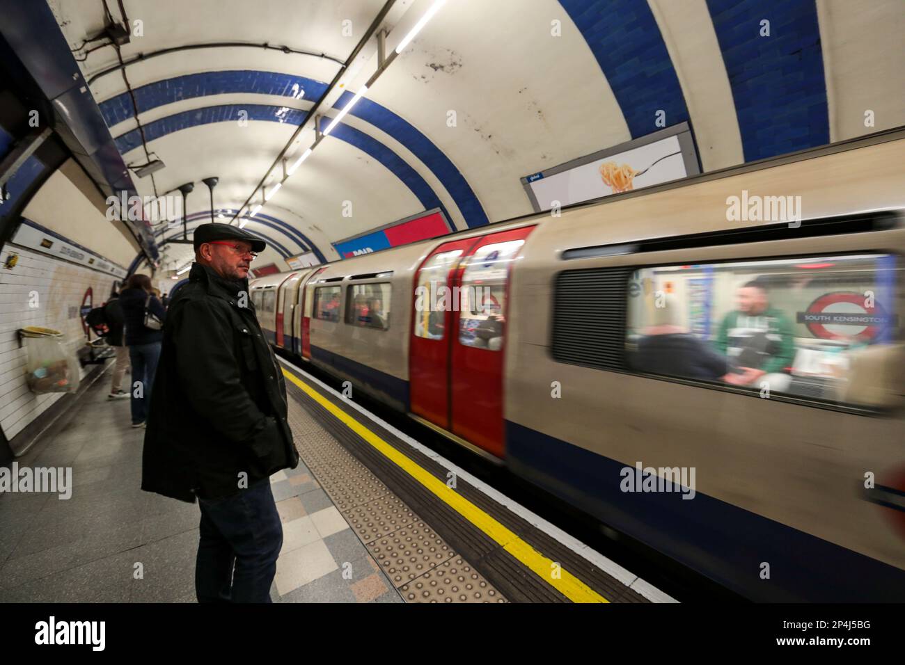 South Kensington tube, London commuters Stock Photo - Alamy