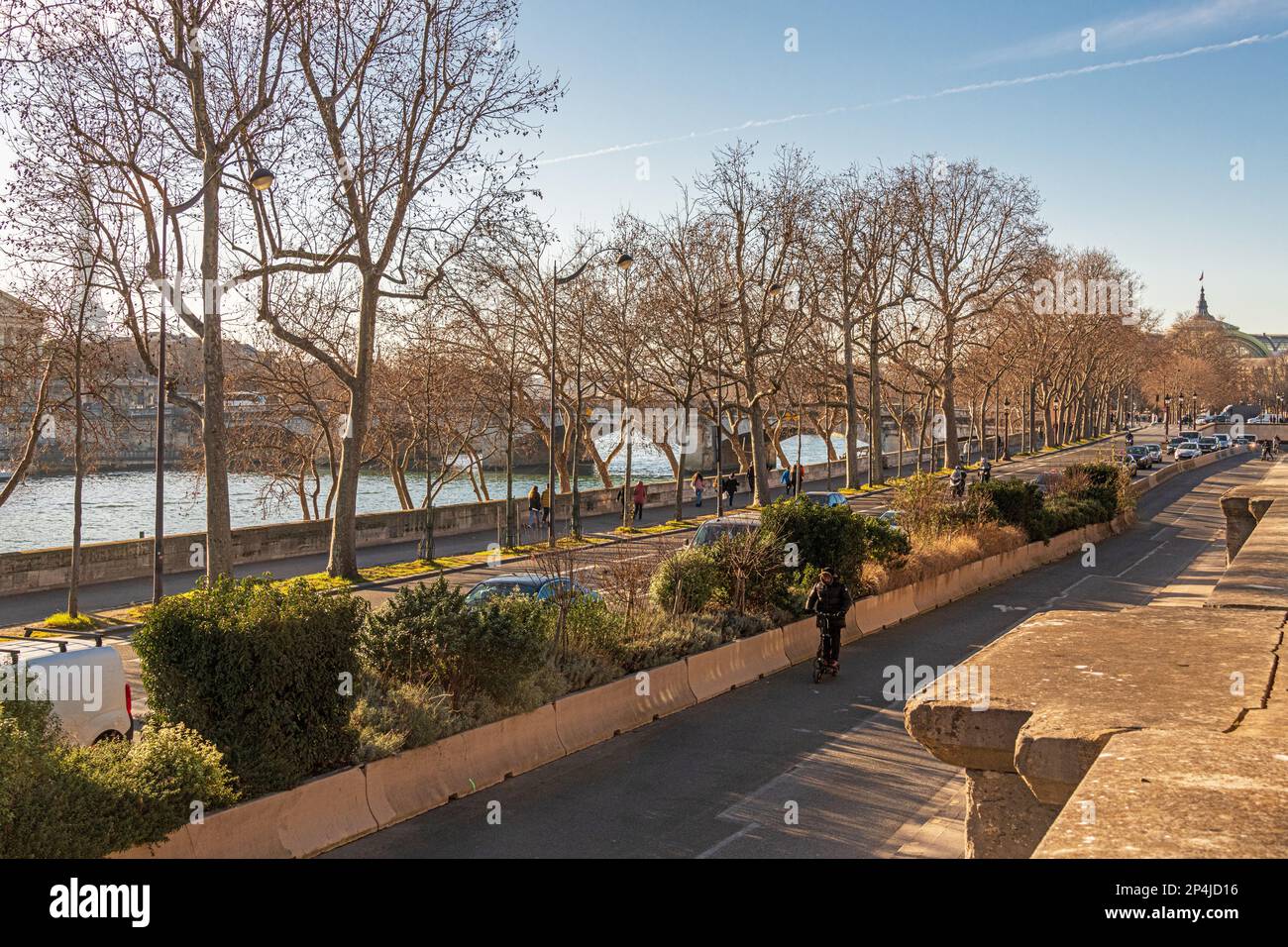 The Quai des Tuileries running alongside the River Seine in Paris ...