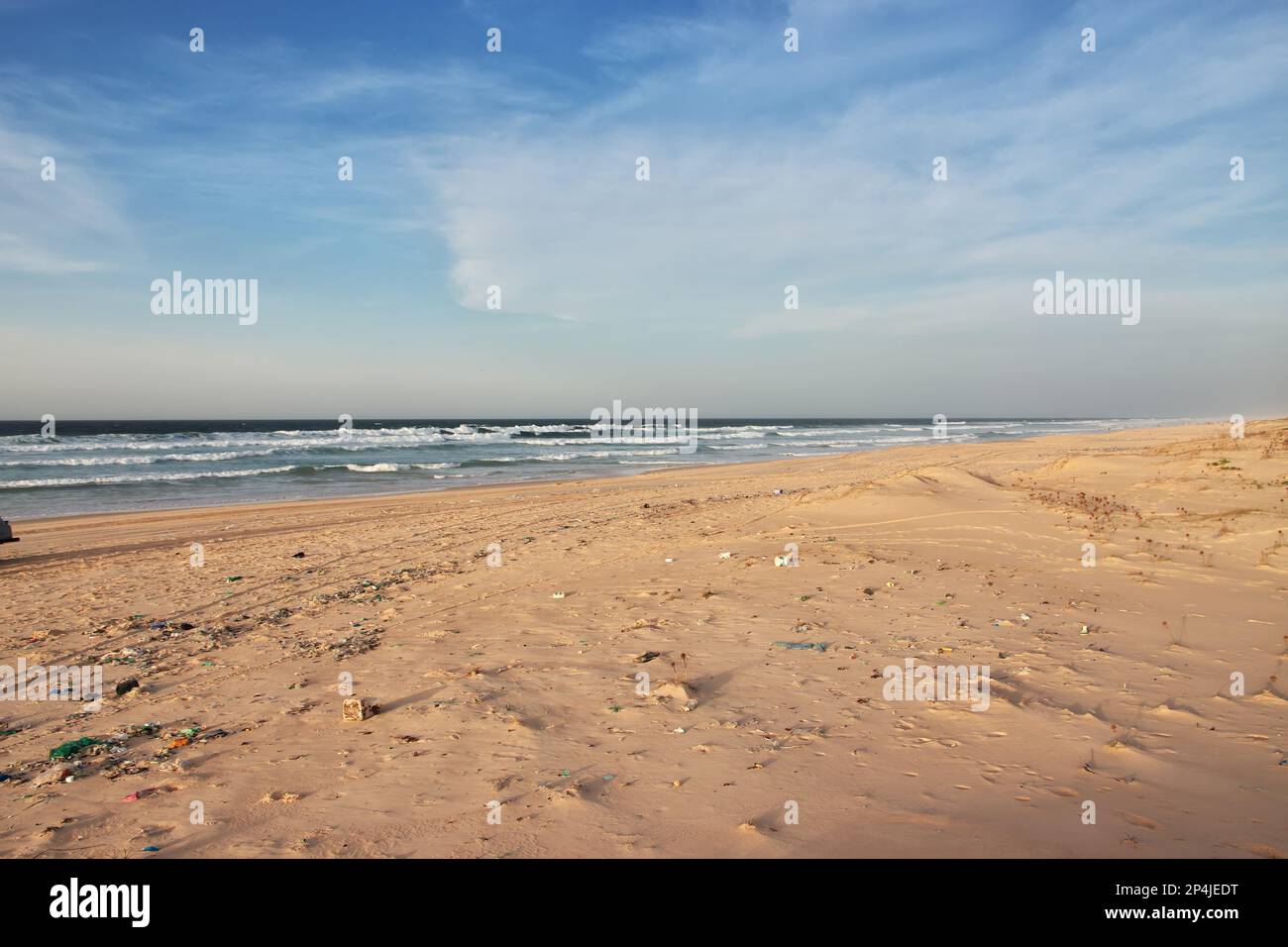 Atlantic ocean, close Lake Rose, Senegal, West Africa Stock Photo - Alamy