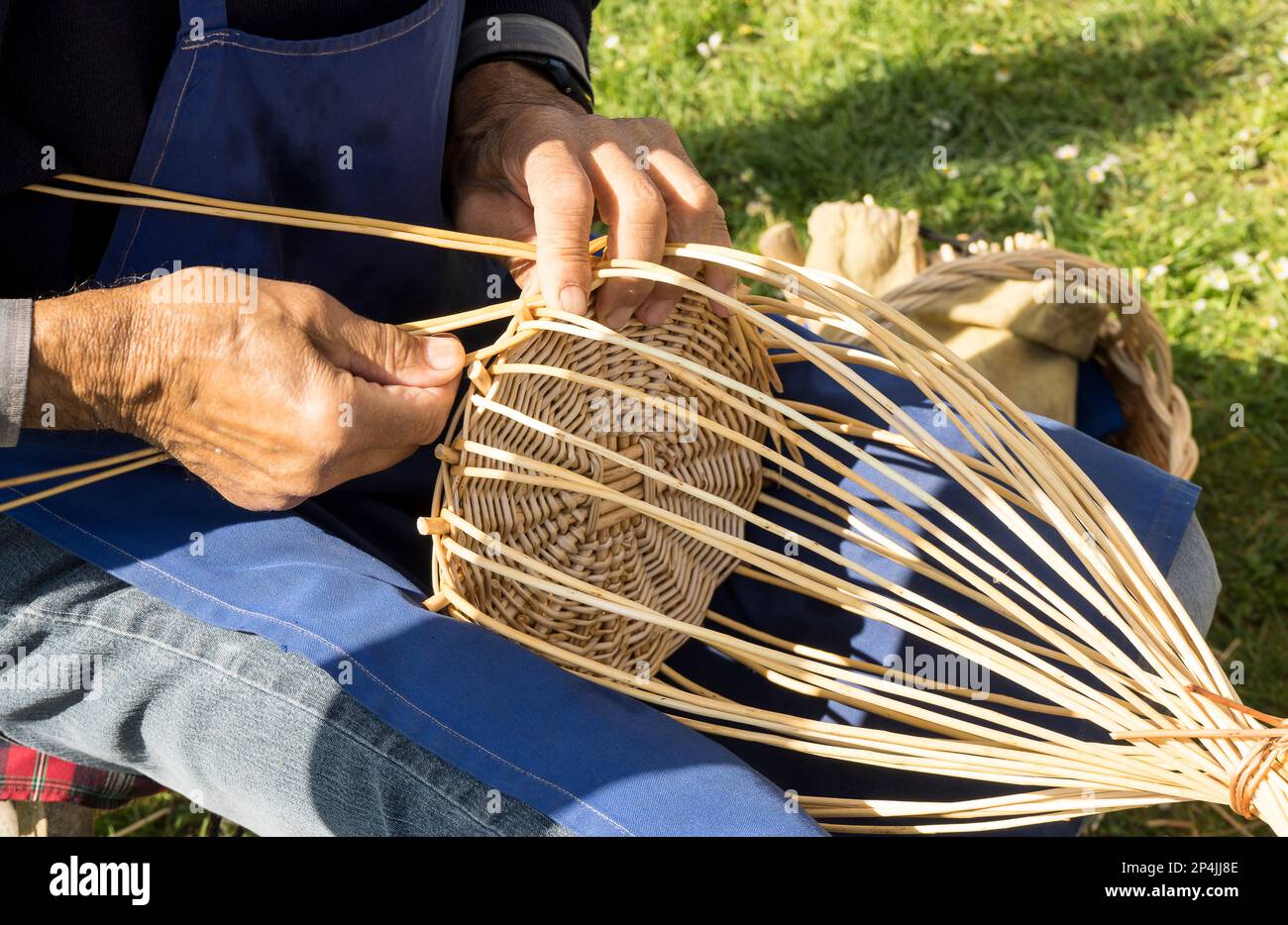 Artisan making wicker basket hi-res stock photography and images - Alamy