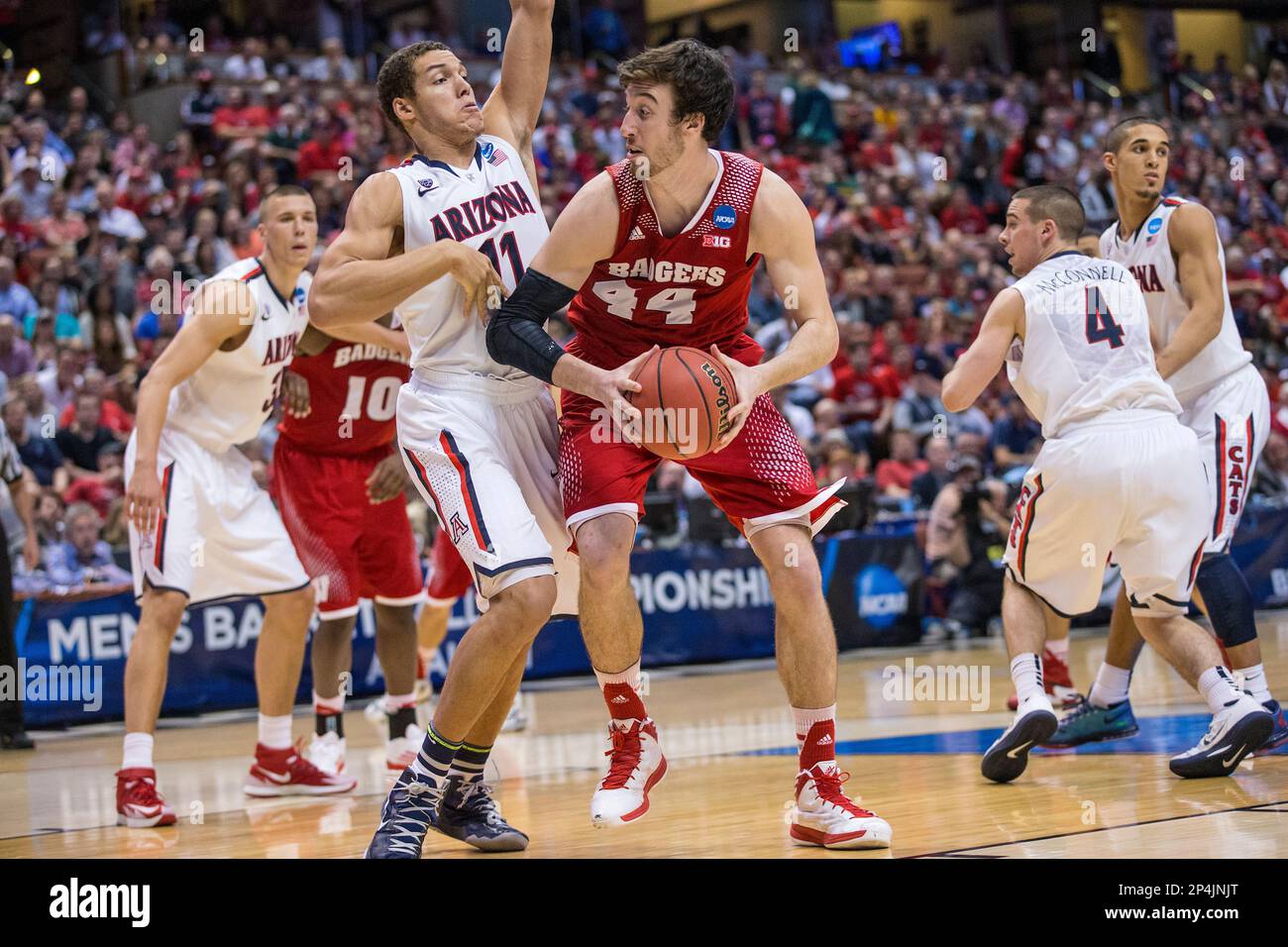 Arizona Wildcats forward Aaron Gordon (11) defends Wisconsin Badgers ...
