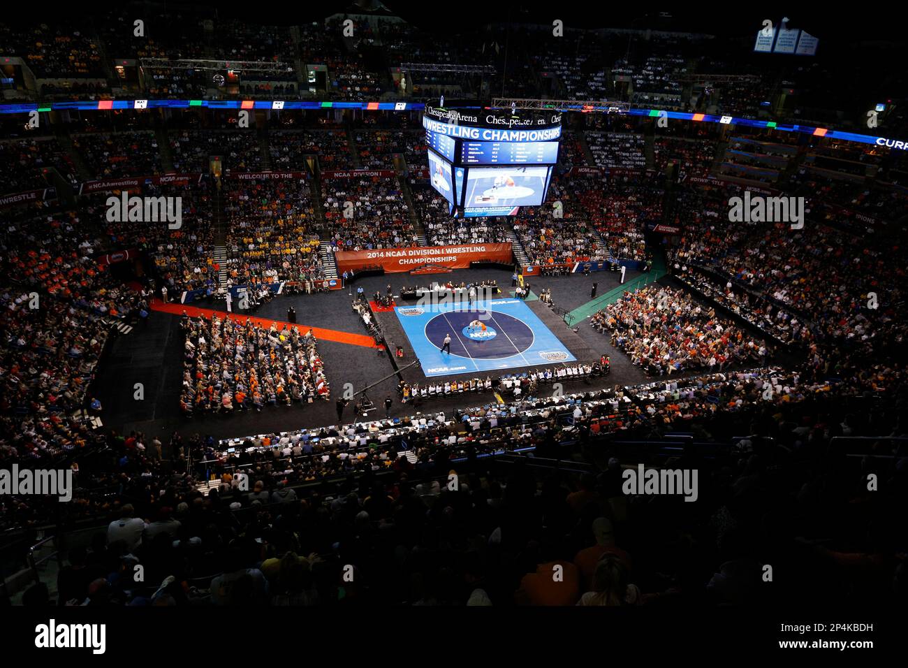 Oklahoma State's Chris Perry wrestles Oklahoma's Andrerw Howe in the ...