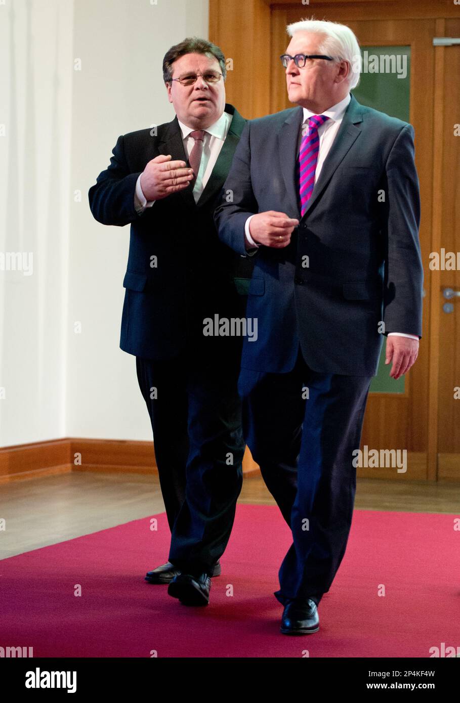 German foreign minister Frank-Walter Steinmeier, right, and his ...