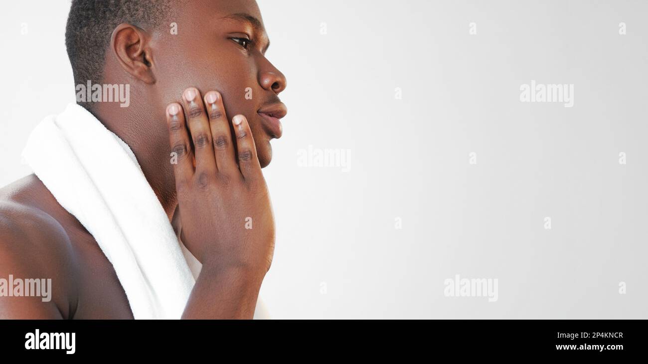 Male grooming facial skincare man clean face skin Stock Photo - Alamy
