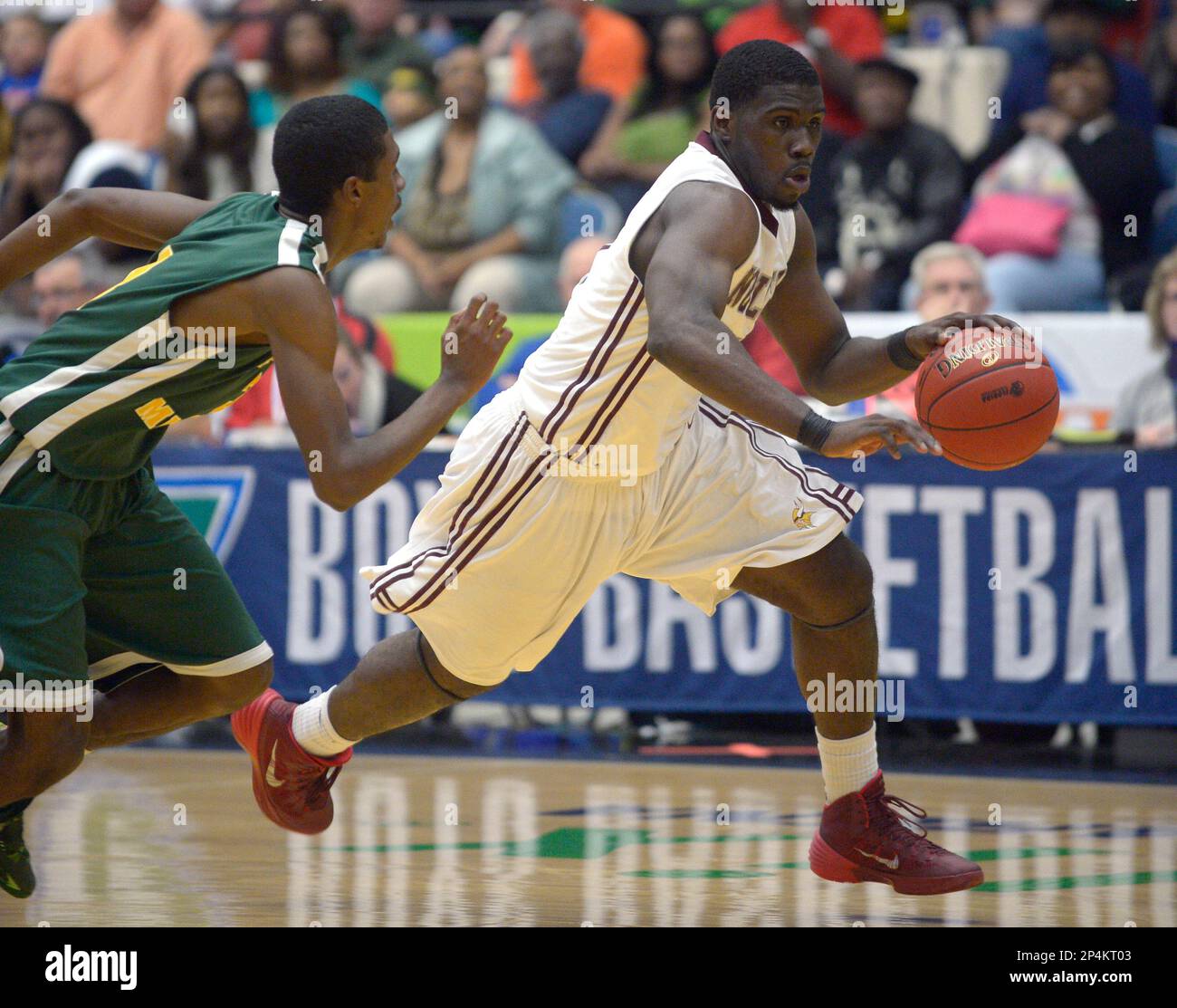 Miami Norland's Larry McKnight, right, drives to the basket past Lake ...