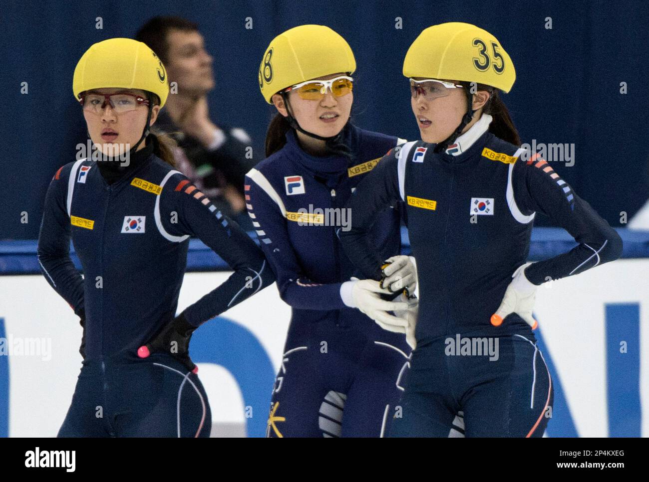 Women's 1,500 meter gold medalist Shim Suk Hee, center, from South ...
