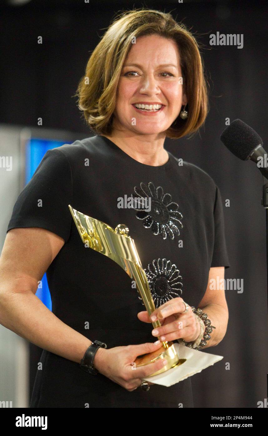 Lisa LaFlamme with her award for best National News Anchor at the ...