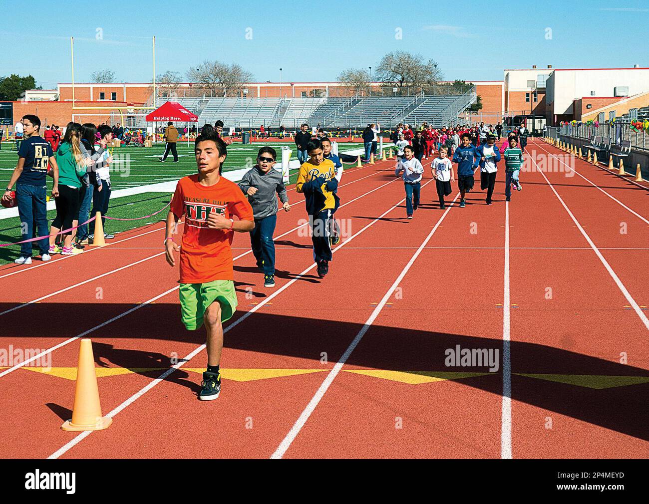 The first group of kids crossing the finish line. (AP Photo/Valley ...