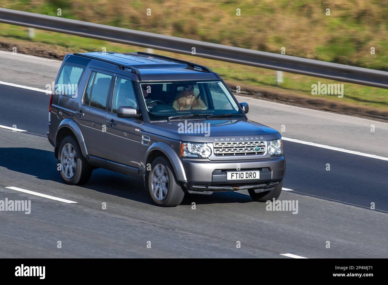 Land rover discovery gs tdv6 auto hi-res stock photography and images ...
