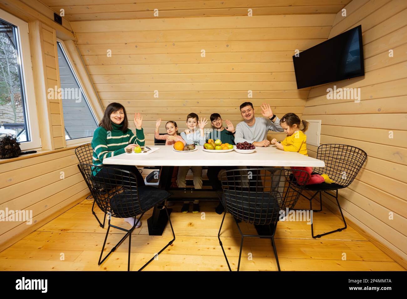 Family eating hi hi-res stock photography and images - Alamy