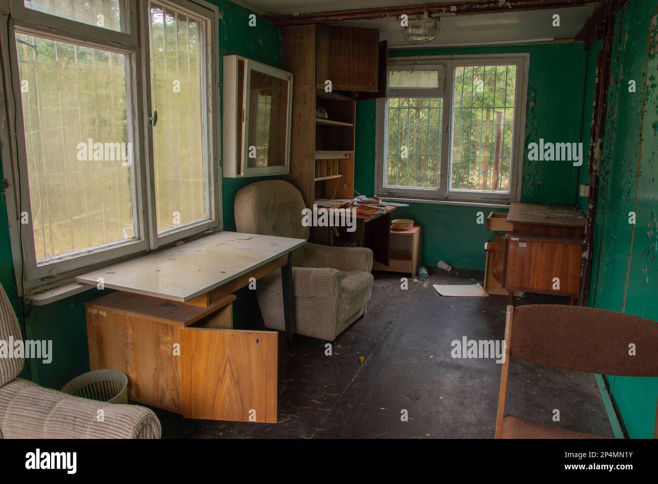 Abandoned rooms in a forgotten, dilapidated house Stock Photo - Alamy