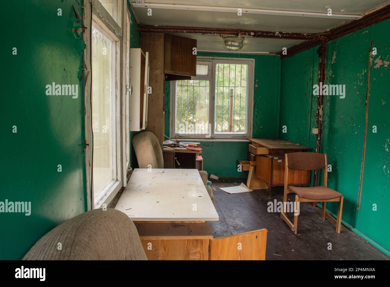 Abandoned rooms in a forgotten, dilapidated house Stock Photo - Alamy
