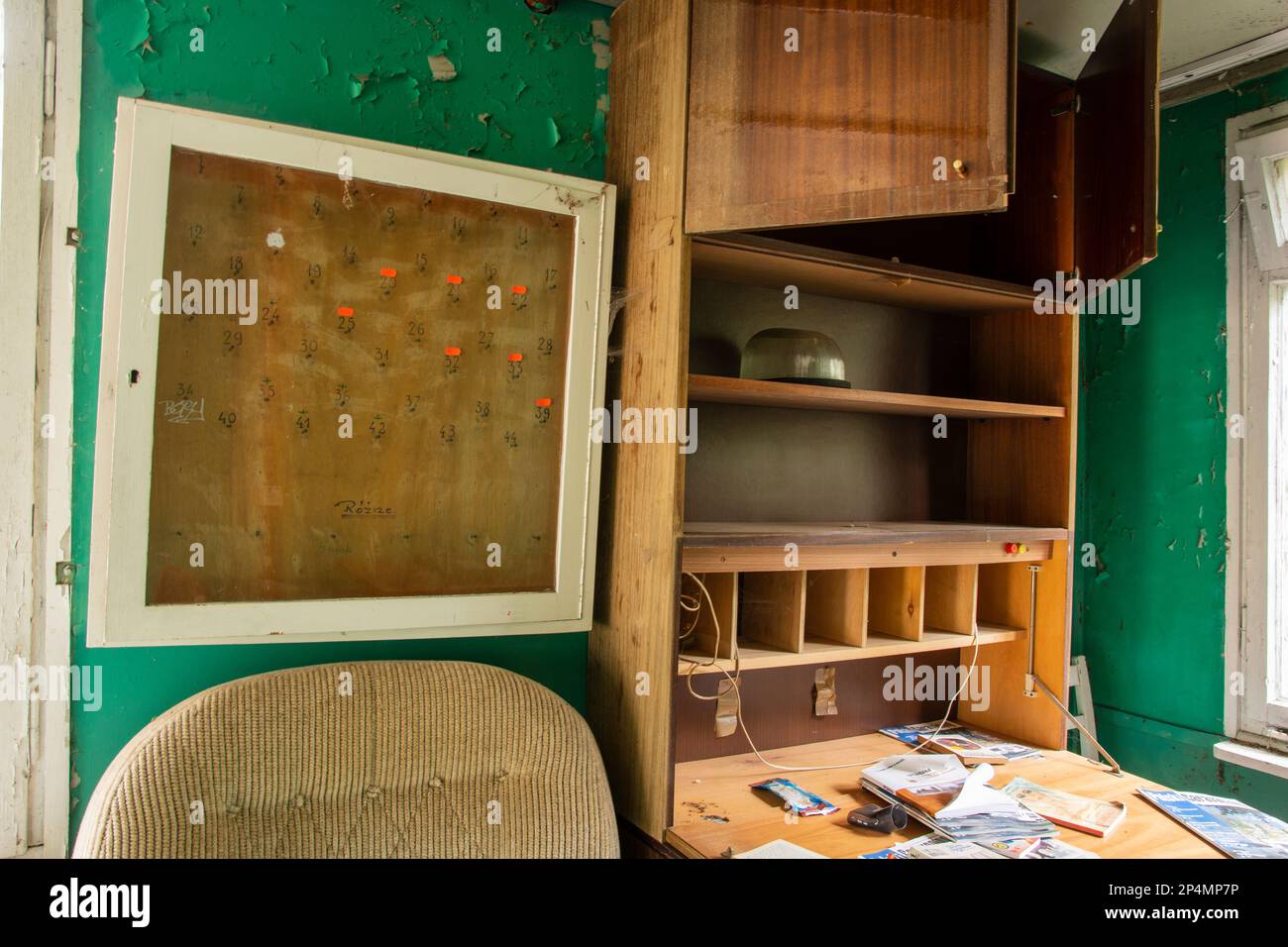 Abandoned rooms in a forgotten, dilapidated house Stock Photo - Alamy