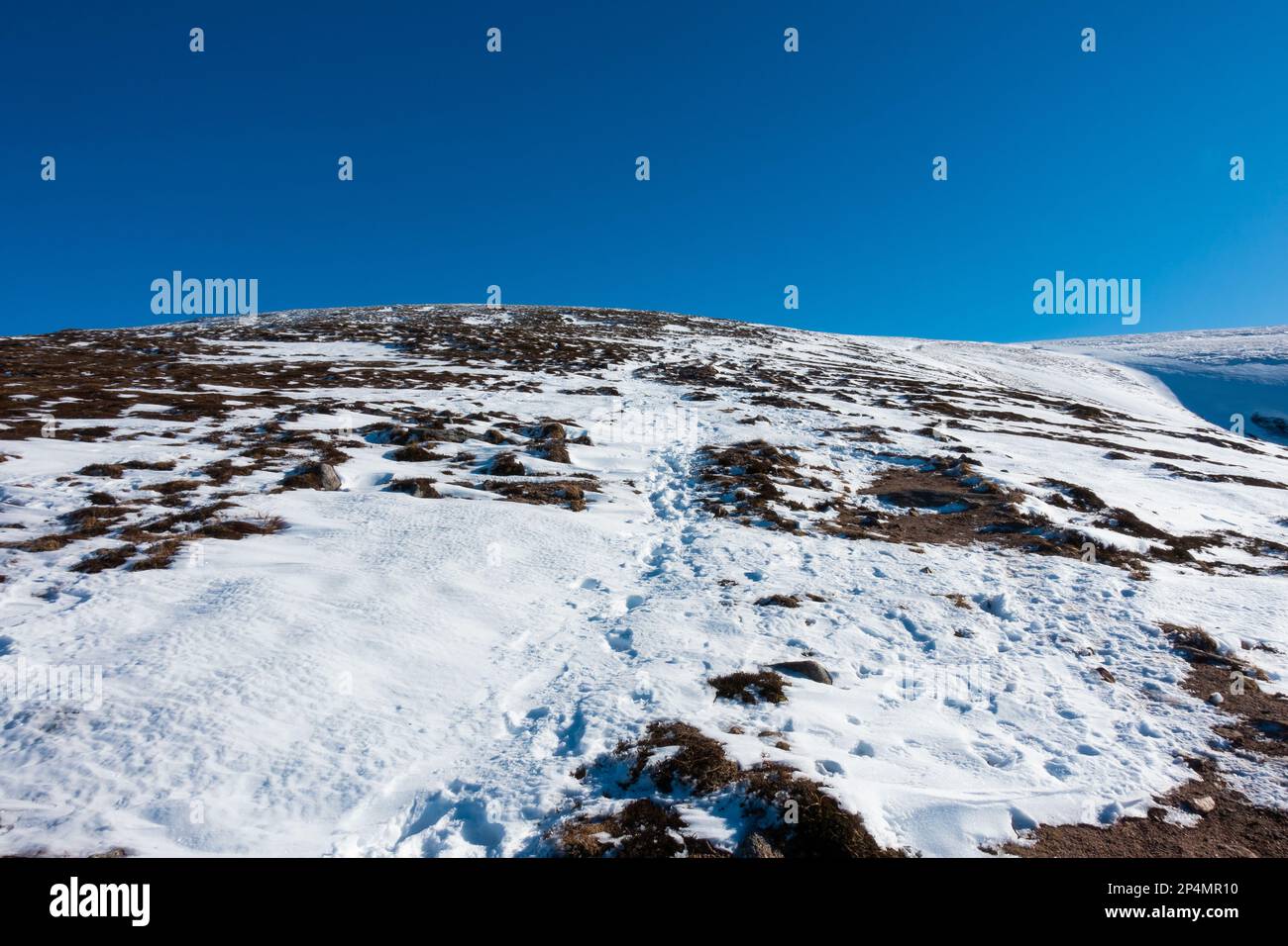 The path up the Scottish Munro mountain of Sgor Gaoith in winter Stock ...