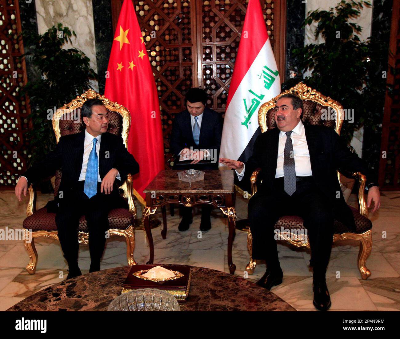 Iraq's Foreign Minister Hoshiyar Zebari, right, meets with his Chinese ...