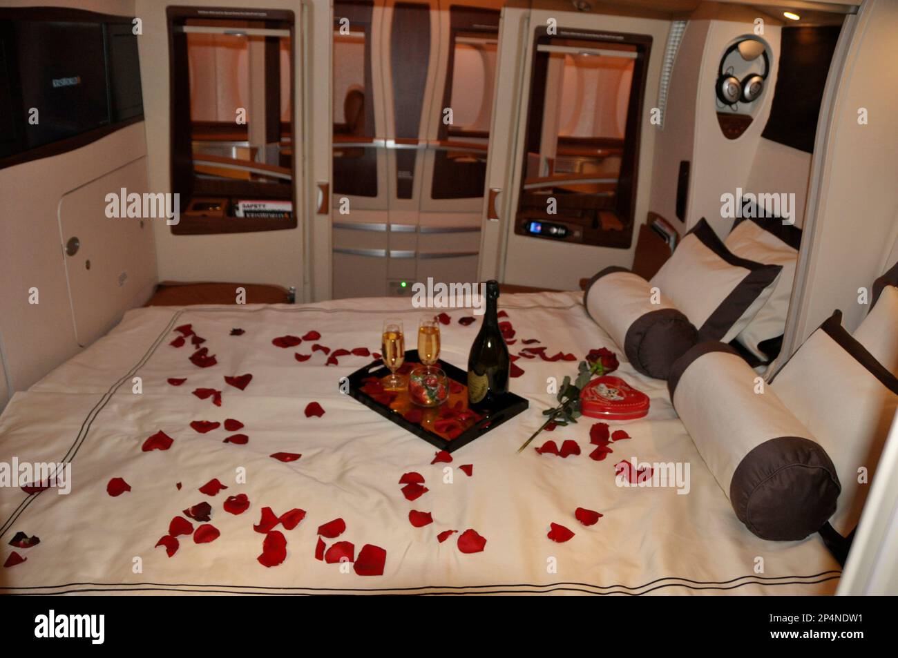 Singapore airlines first class sleeping hi-res stock photography and ...