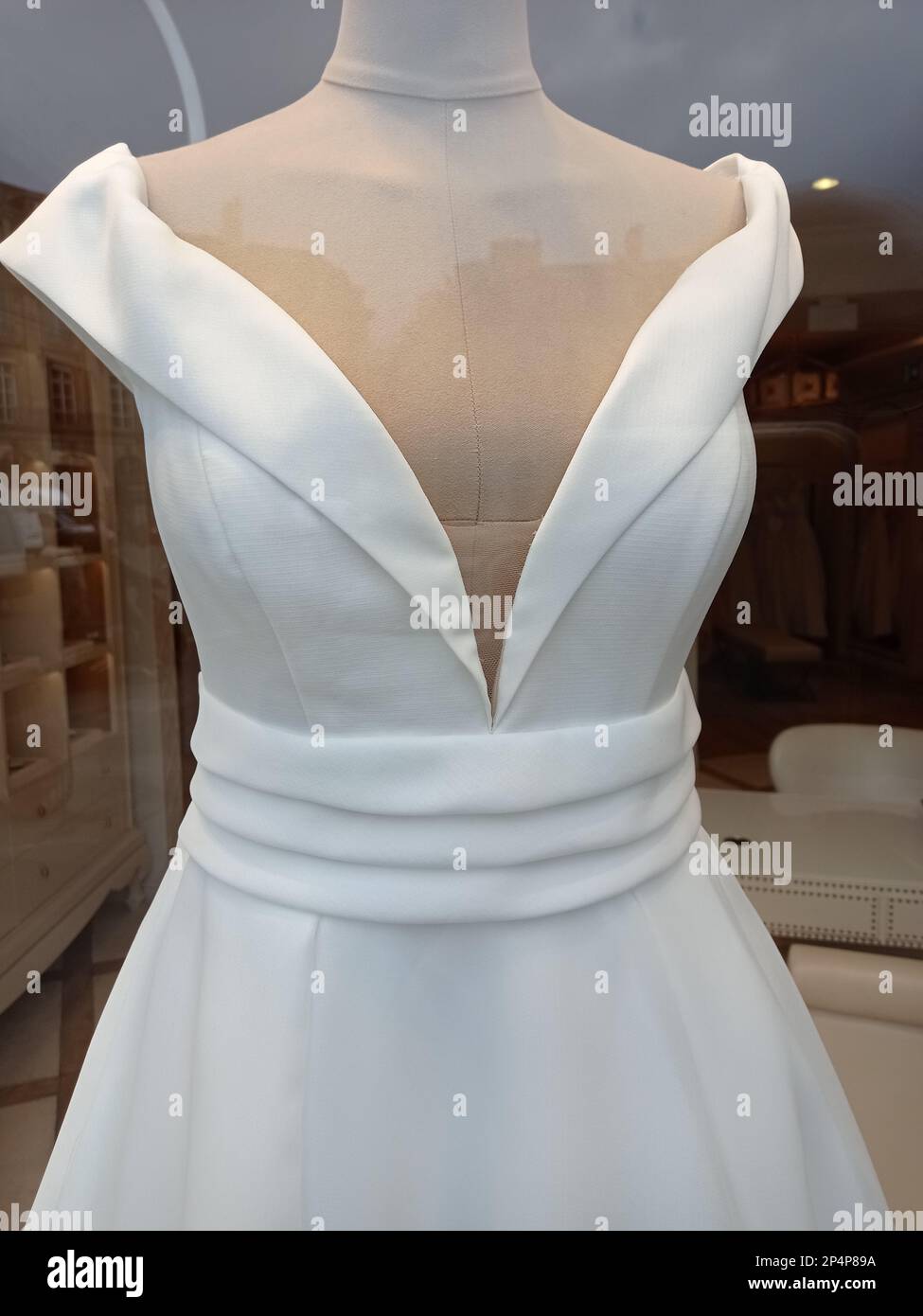 Une robe de mariée , France Stock Photo - Alamy