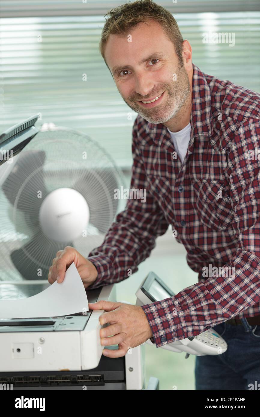 man copying paper from photocopier Stock Photo - Alamy