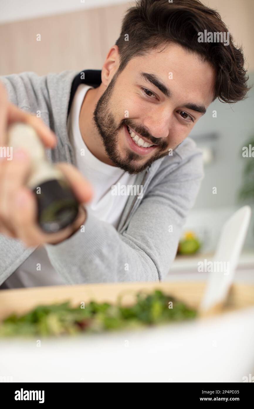 Sprinkle pepper cooking chef hand hi-res stock photography and images ...