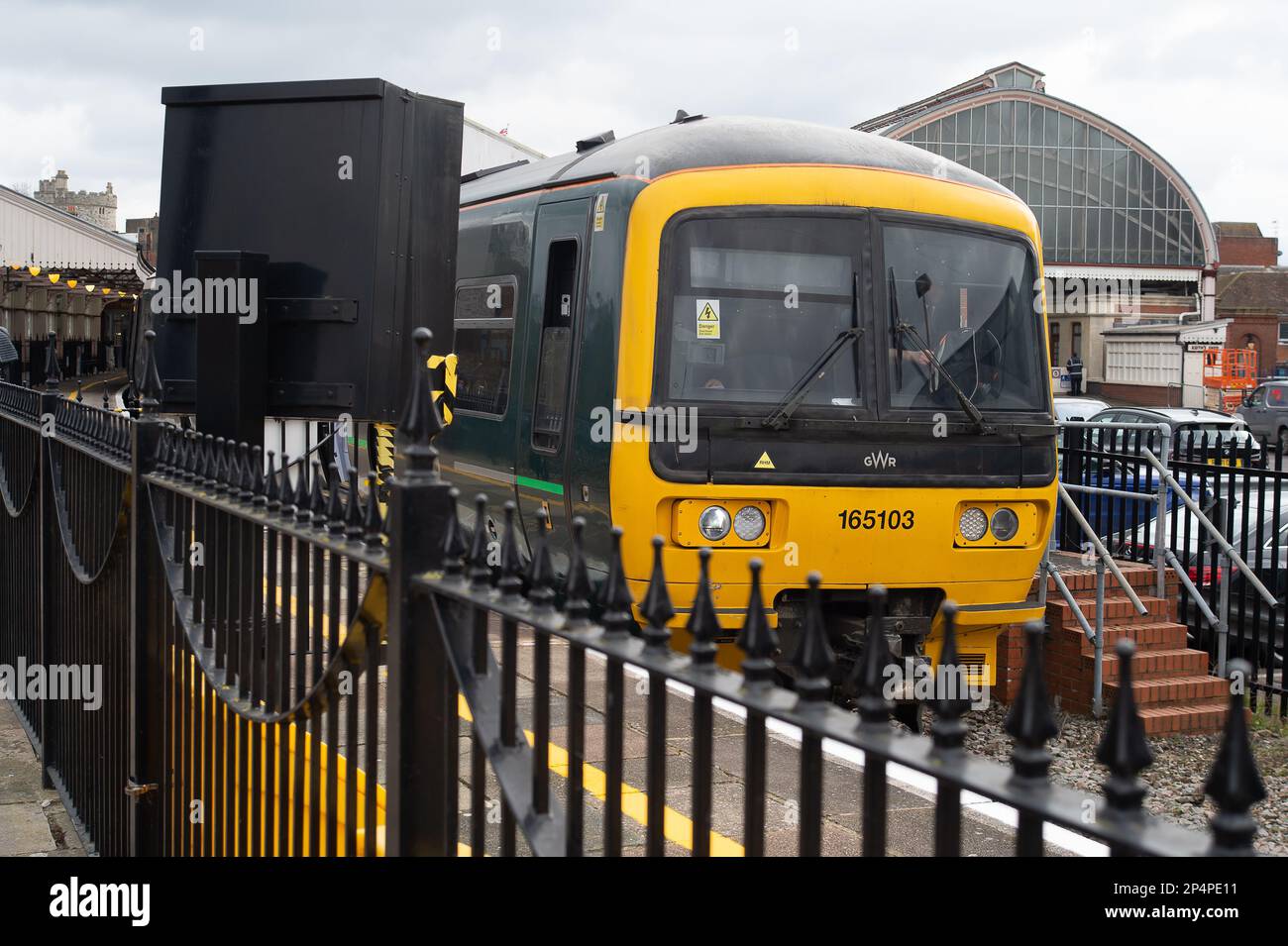 Windsor, Berkshire, UK. 6th March, 2023. A GWR train at Windsor Central ...