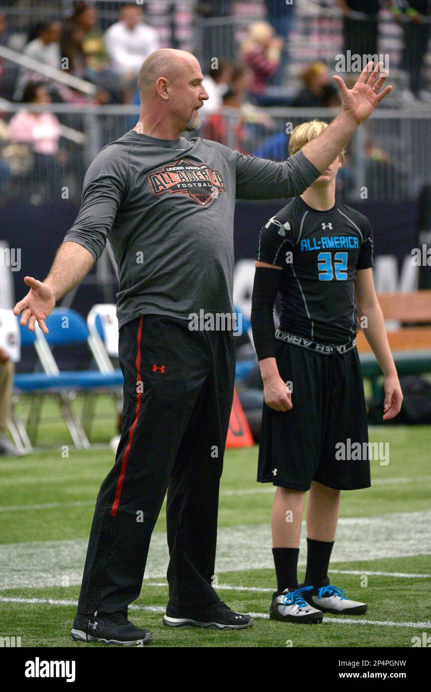 Former NFL quarterback Elvis Grbac, left, instructs Douglas Moore (32 ...
