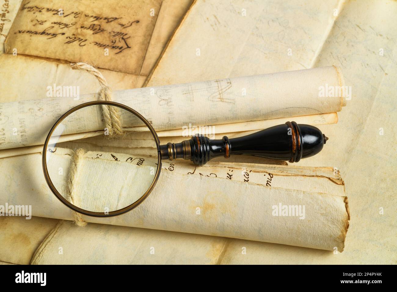 Old magnifying glass hi-res stock photography and images - Alamy