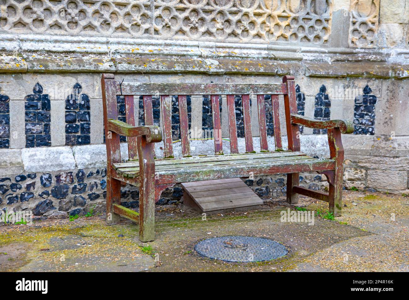 Old fashioned garden bench hi-res stock photography and images - Alamy