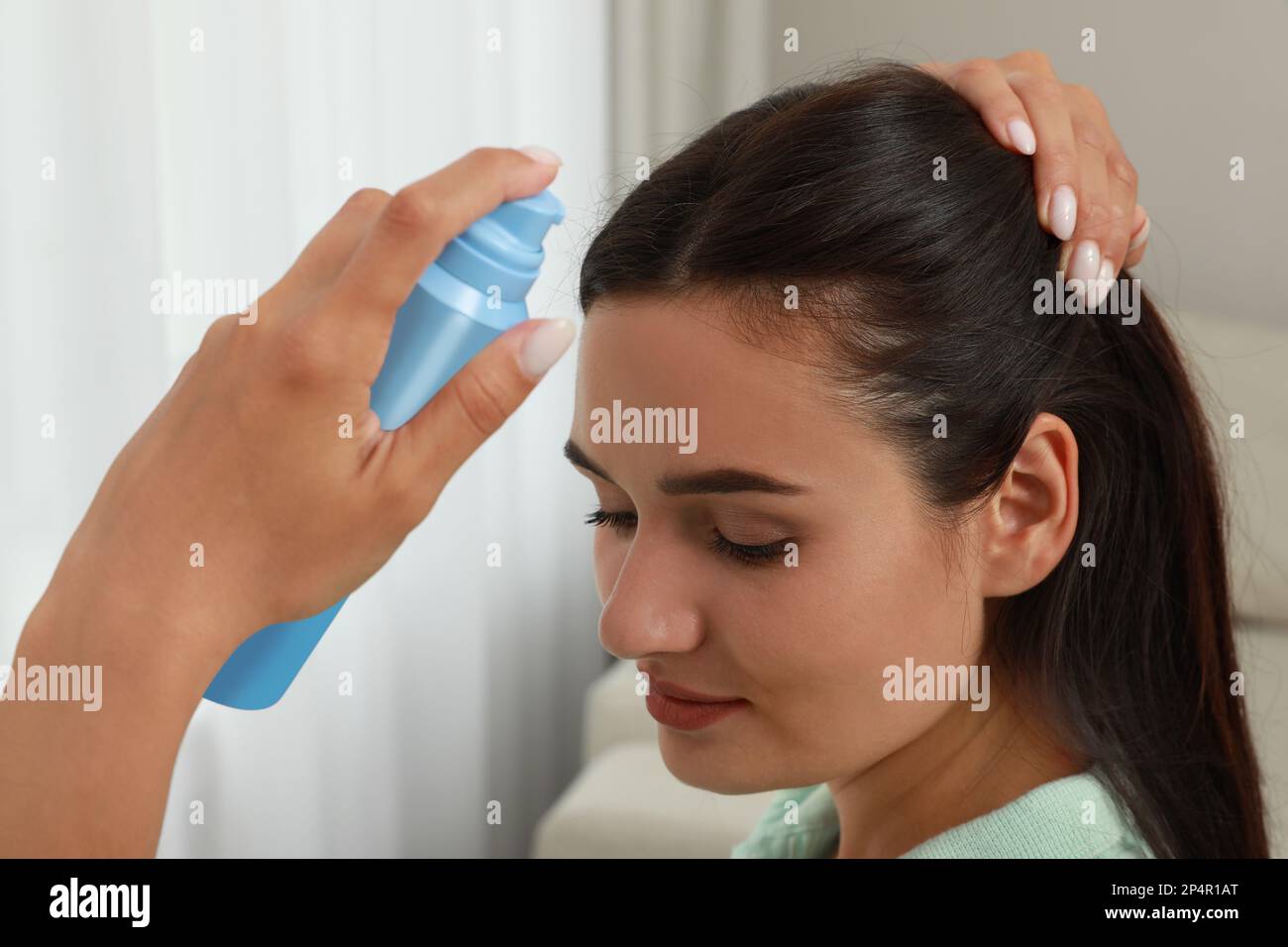 Woman applying dry shampoo onto her hair at home Stock Photo - Alamy