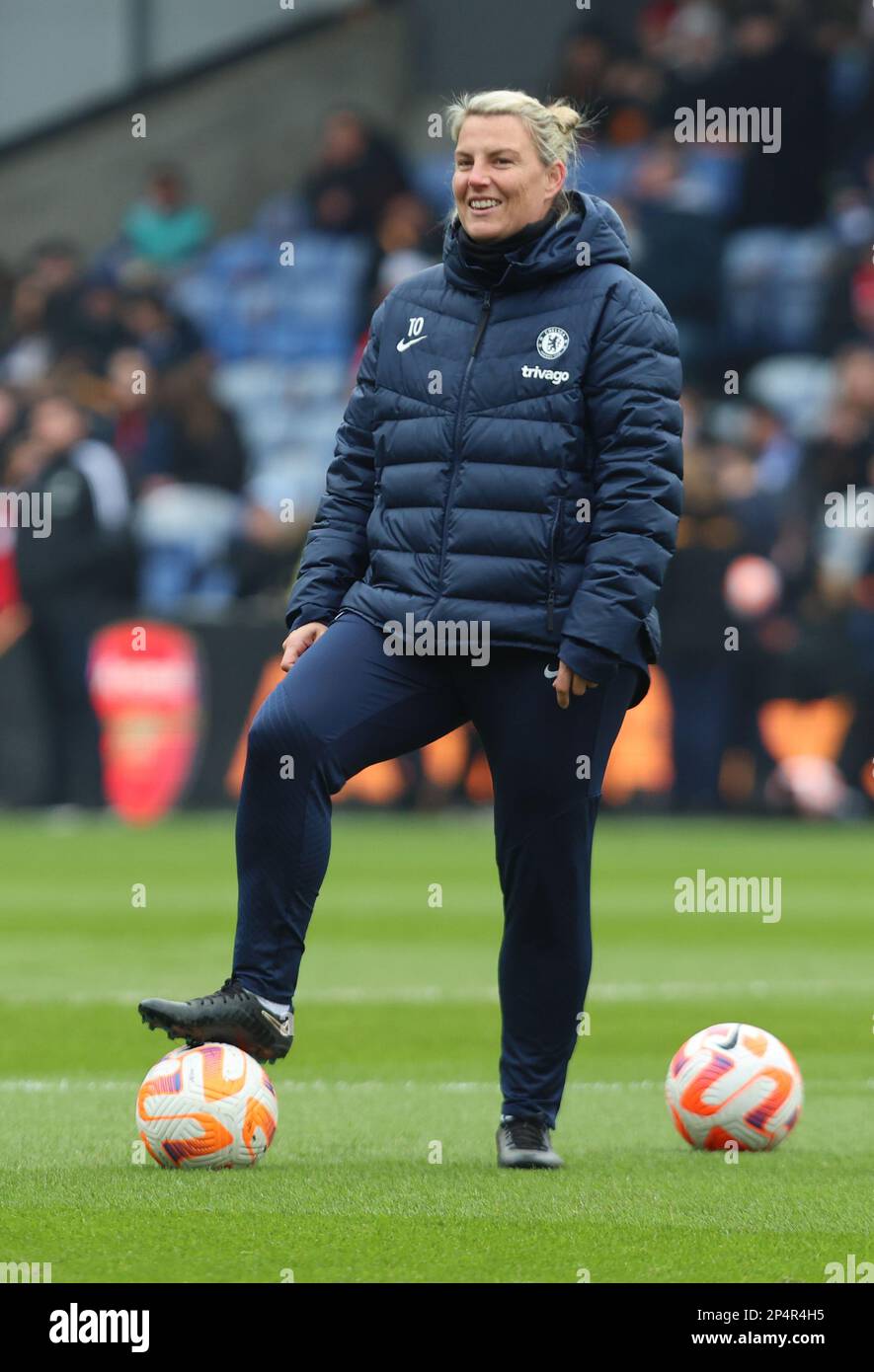 Assistant coach Tanya Oxtoby of Chelsea during the pre-match warm-up ...