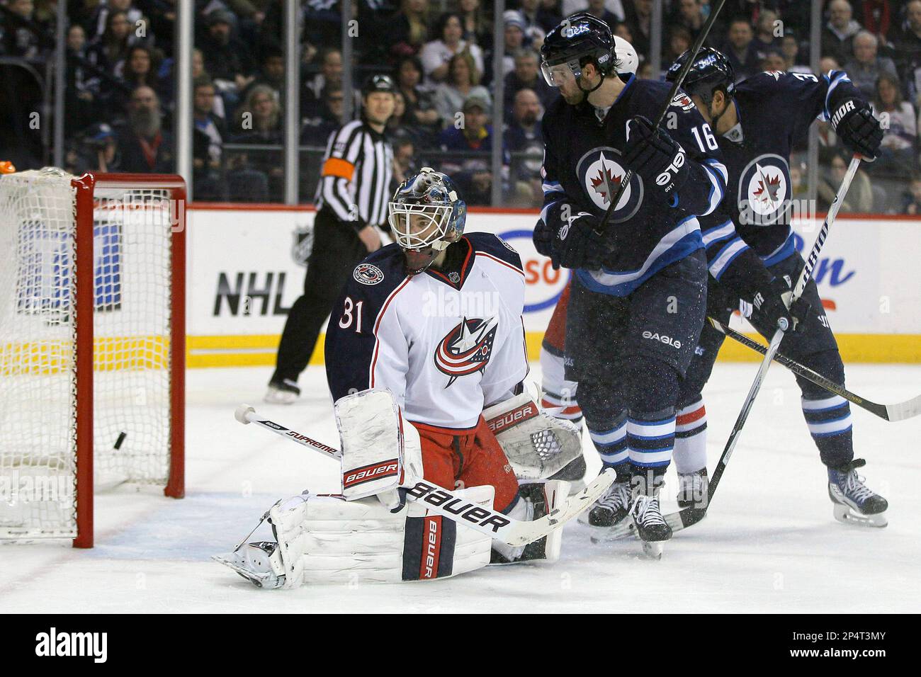 Columbus Blue Jackets goaltender Curtis McElhinney (31) and Winnipeg ...