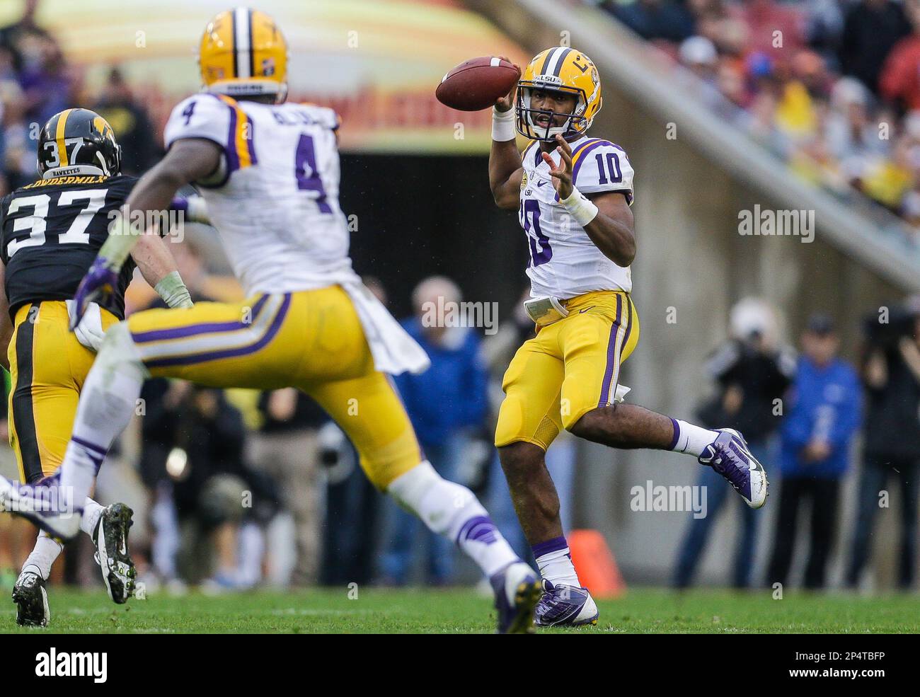 LSU Tigers quarterback Anthony Jennings (10) throws downfield against ...