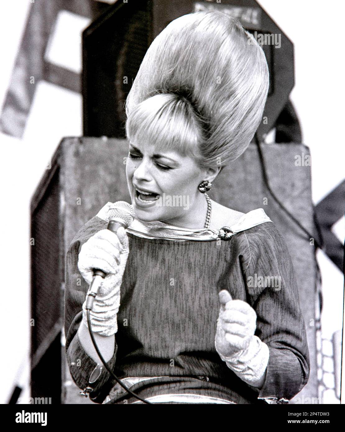 Mari Wilson in concert on Parkpop in The Haque Holland 1983 vvbvanbree ...