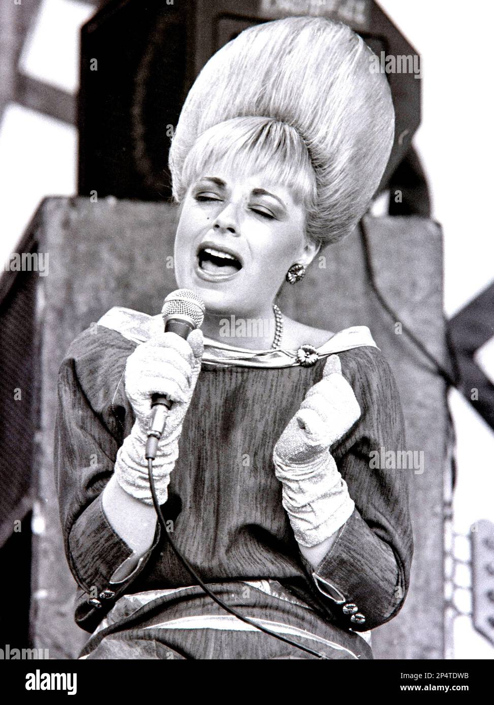 Mari Wilson in concert on Parkpop in The Haque Holland 1983 vvbvanbree ...