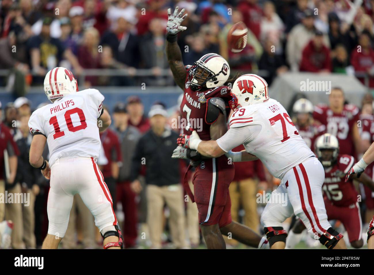 South Carolina Gamecocks defensive end Jadeveon Clowney (7) knocks down ...