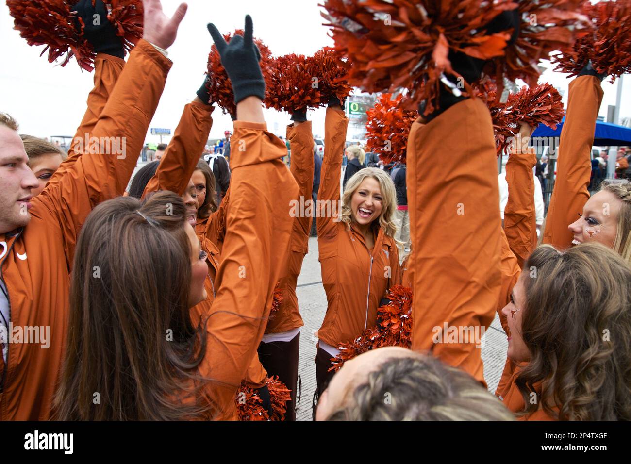 The Texas Longhorns cheerleaders do the perfect cheer before the team ...