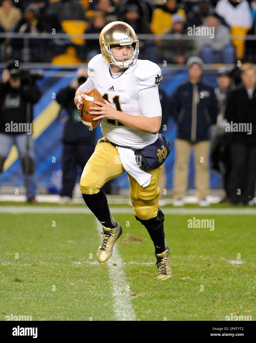 Notre Dame Fighting Irish Tommy Rees (11) during a game against the ...