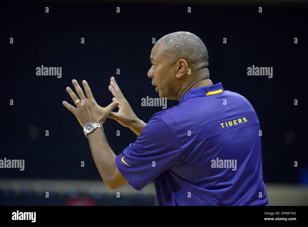 LSU head coach Johnny Jones gives instructions during the first half of ...