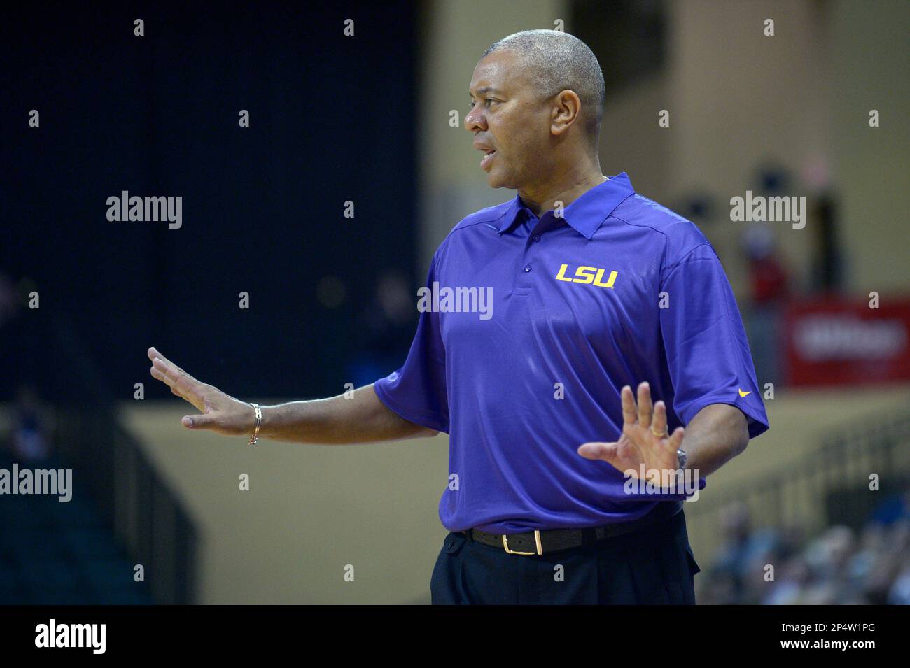 LSU head coach Johnny Jones gives instructions during the first half of ...