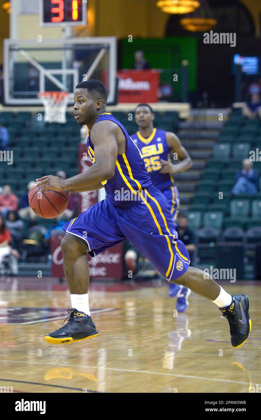 LSU guard Andre Stringer, front, drives to the basket during the second ...