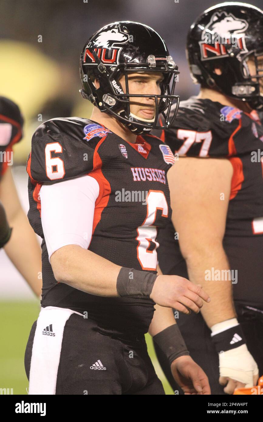 Northern Illinois Huskies Jordan Lynch (6) makes a play with the ...
