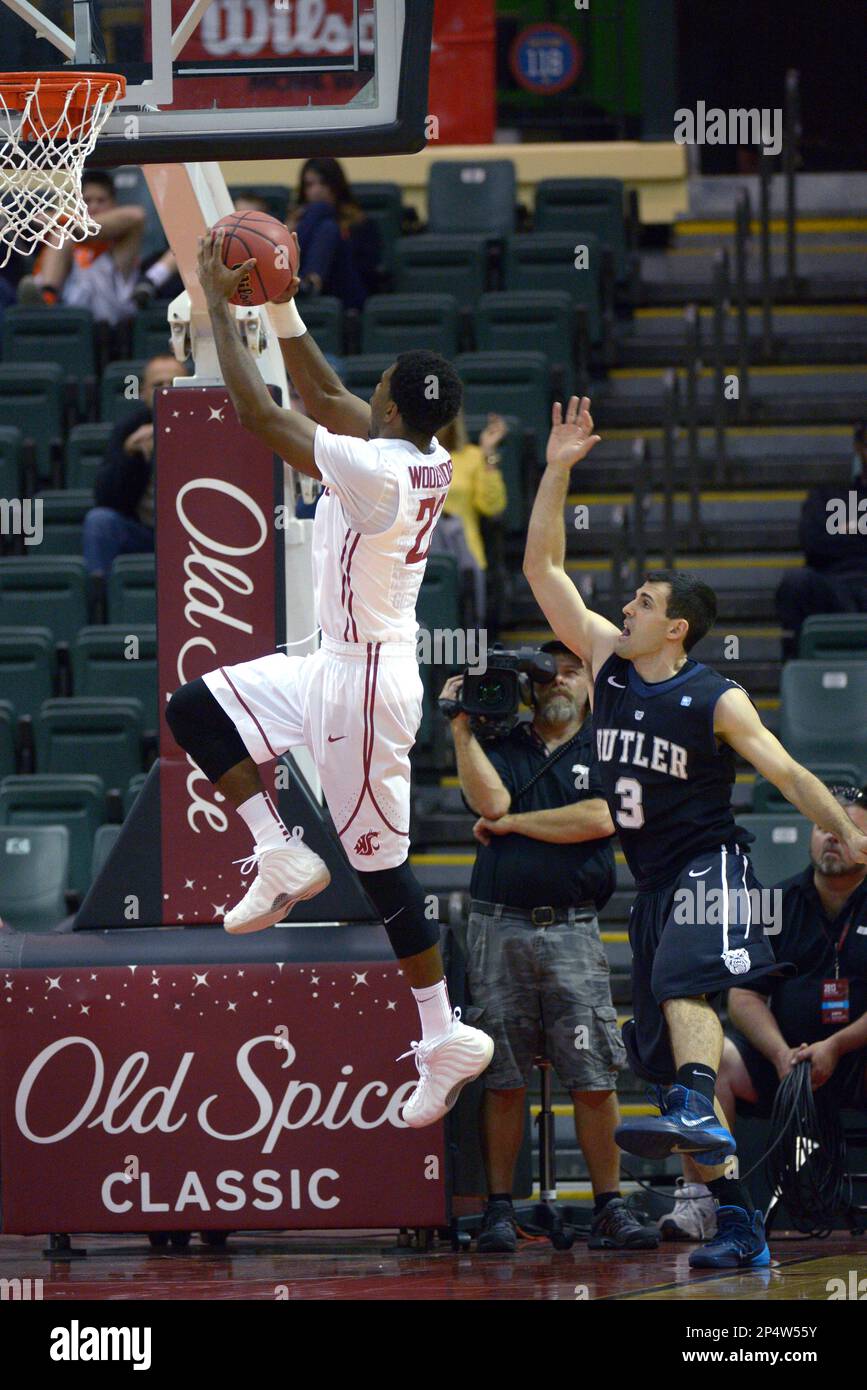 Washington State guard Royce Woolridge (22) goes up for a shot in front ...