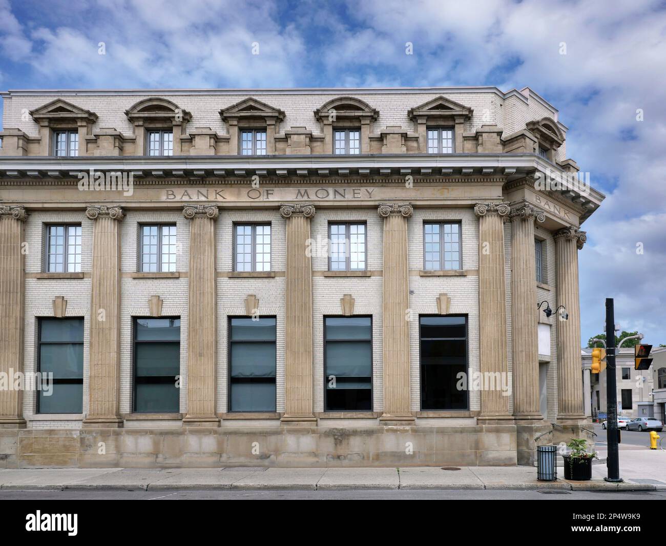 Old fashioned bank hi-res stock photography and images - Alamy